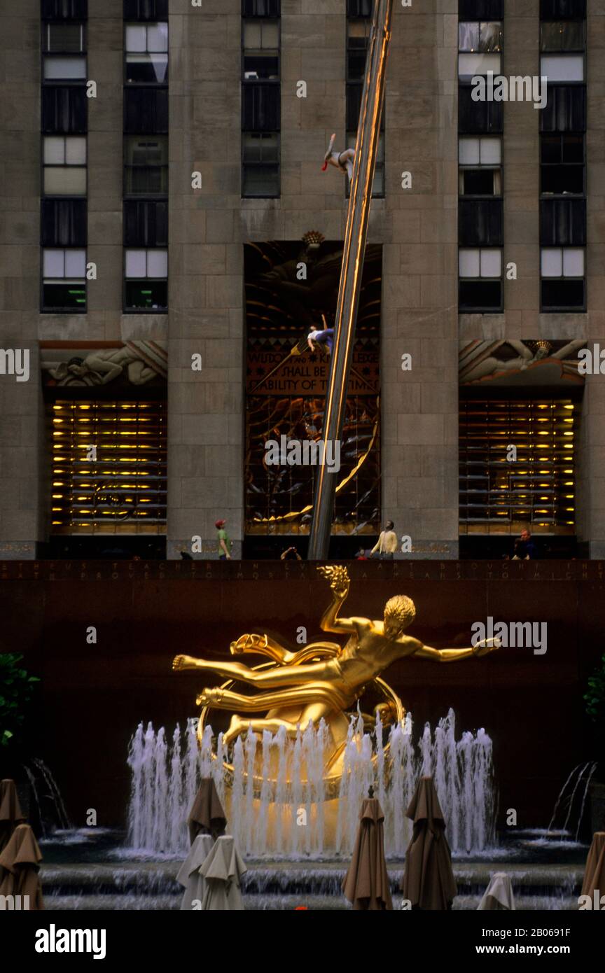 Golden prometheus statue rockefeller center hi-res stock photography ...