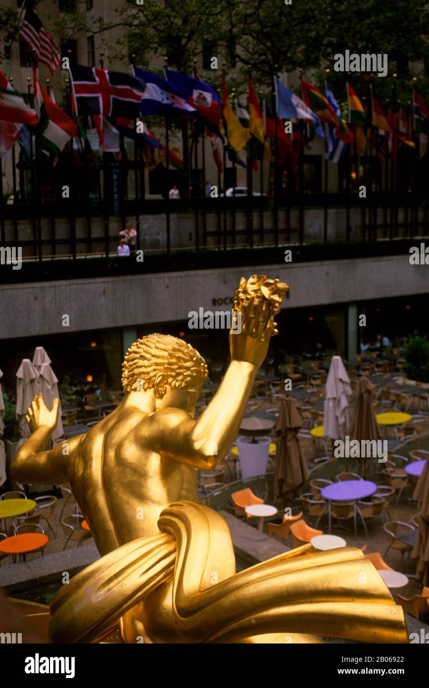 USA, NEW YORK, NYC, ROCKEFELLER CENTER, GOLDEN PROMETHEUS STATUE, CLOSE ...