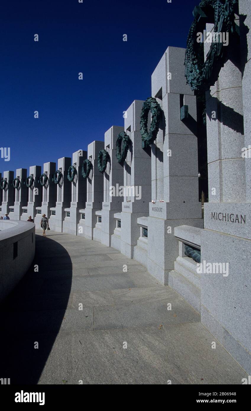 USA, WASHINGTON D.C., WWII MEMORIAL, GRANITE PILLARS WITH BRONZE ...