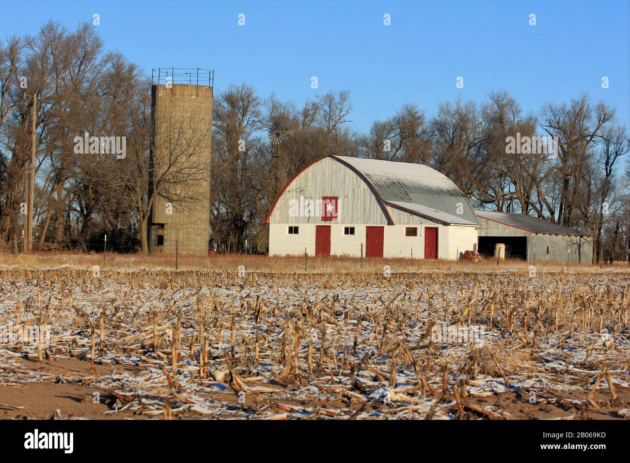White wood shed farm hi-res stock photography and images - Alamy