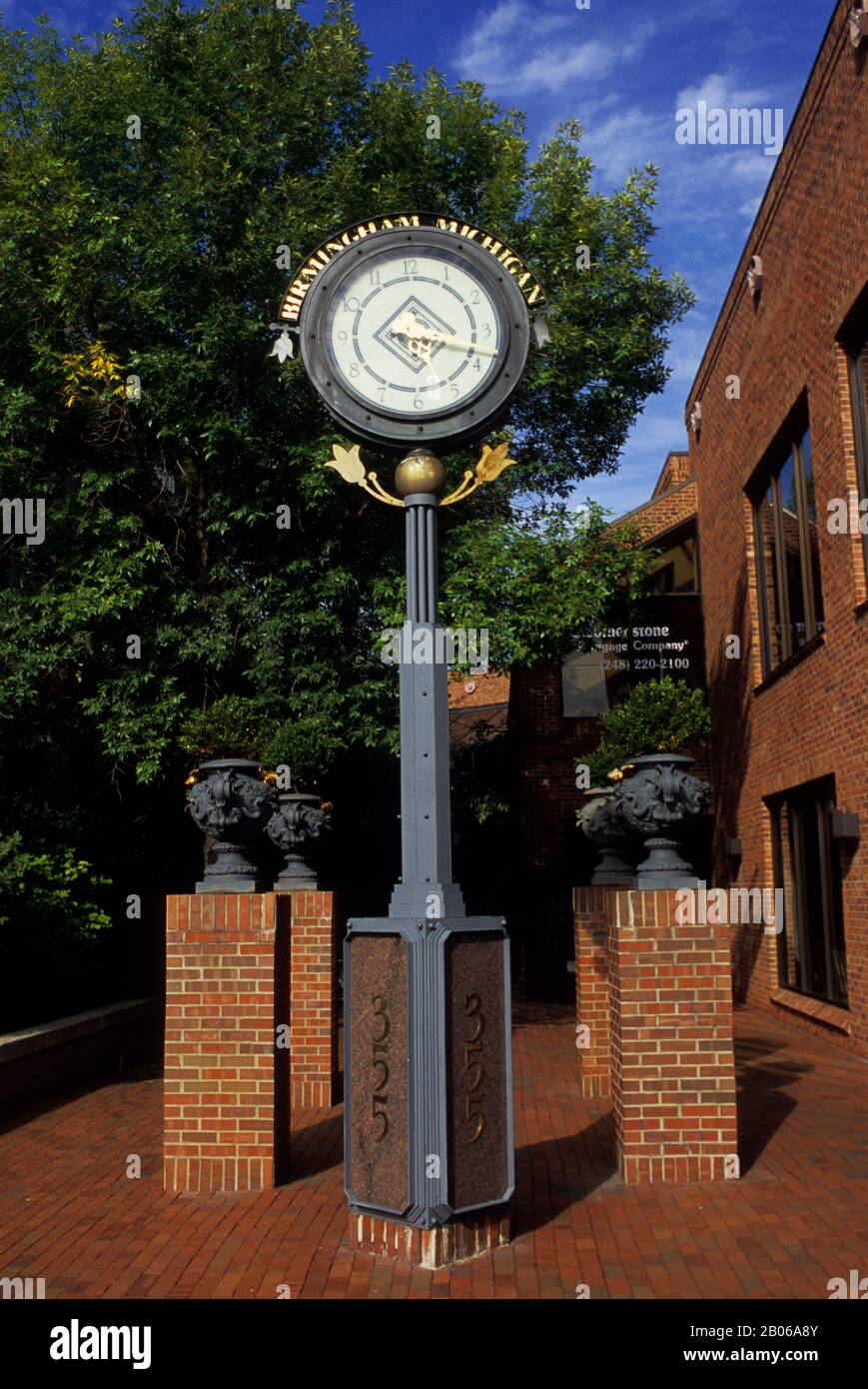 USA, MICHIGAN, NEAR DETROIT, BIRMINGHAM, STREET SCENE, CLOCK TOWER ...