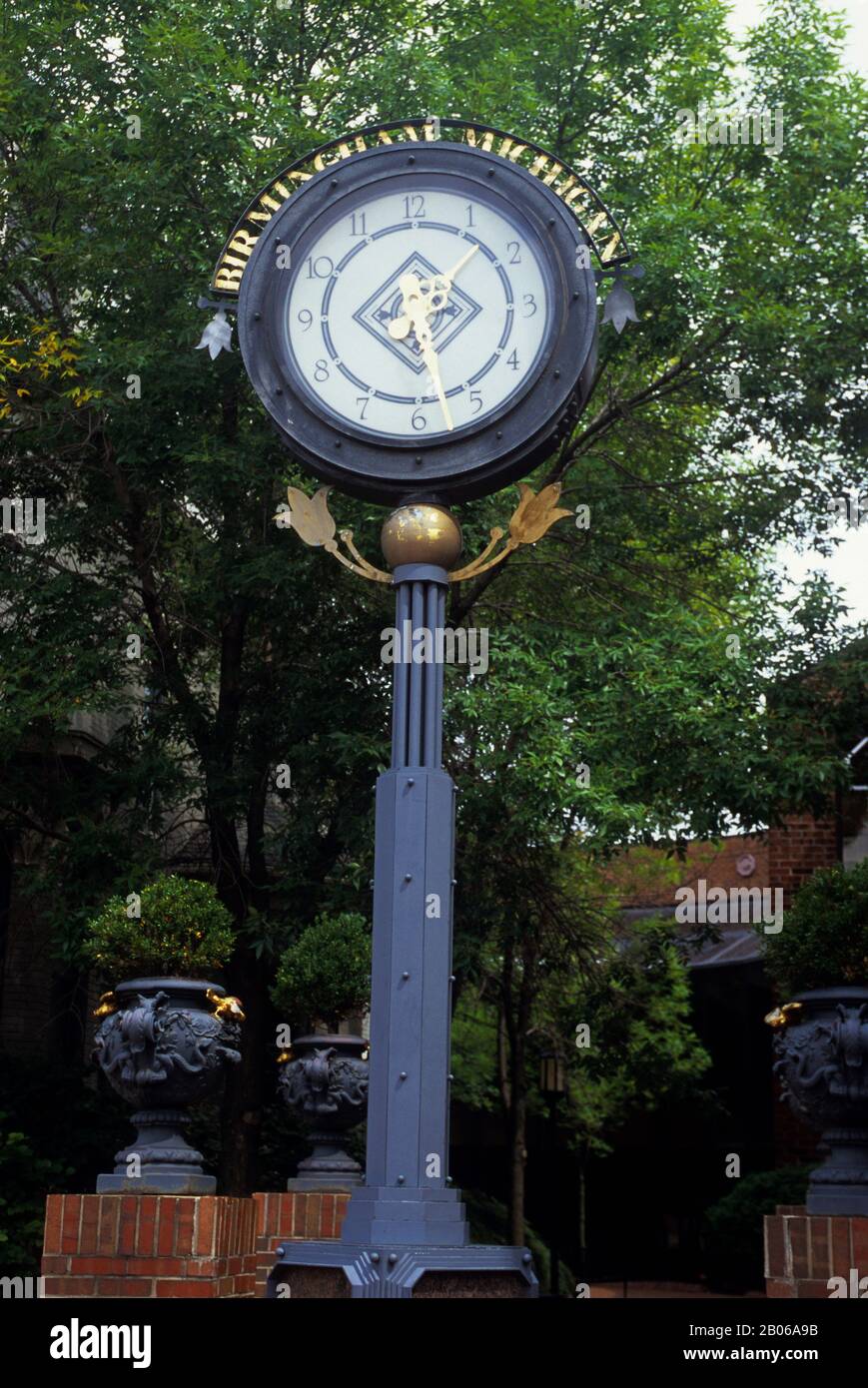 USA, MICHIGAN, NEAR DETROIT, BIRMINGHAM, STREET SCENE, CLOCK TOWER ...