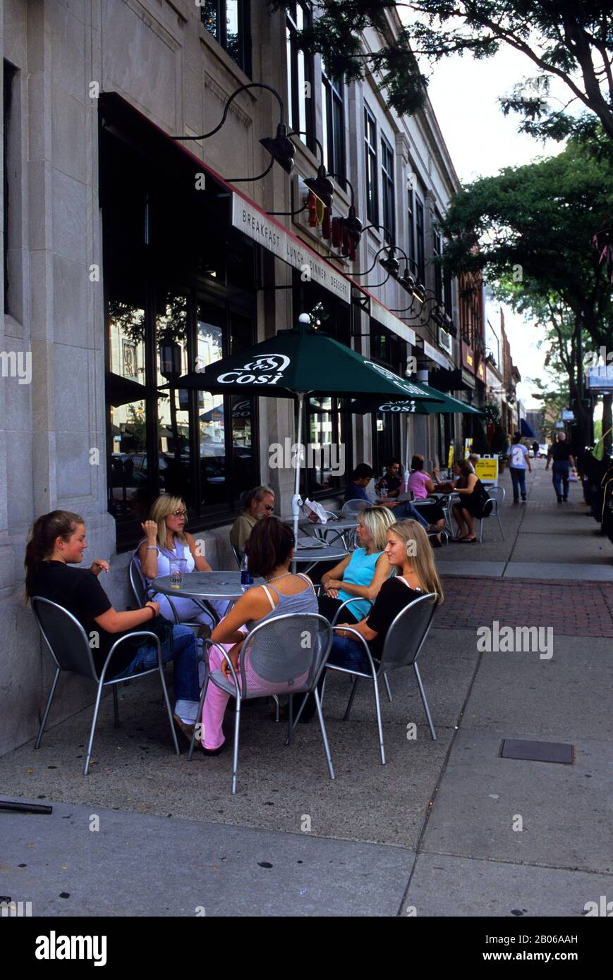 USA, MICHIGAN, NEAR DETROIT, ROYAL OAK, STREET SCENE, SIDEWALK CAFE ...