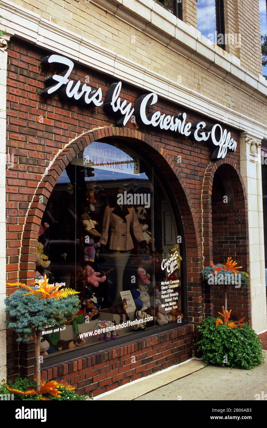 USA, MICHIGAN, NEAR DETROIT, ROYAL OAK, STREET SCENE, FUR STORE WINDOW ...