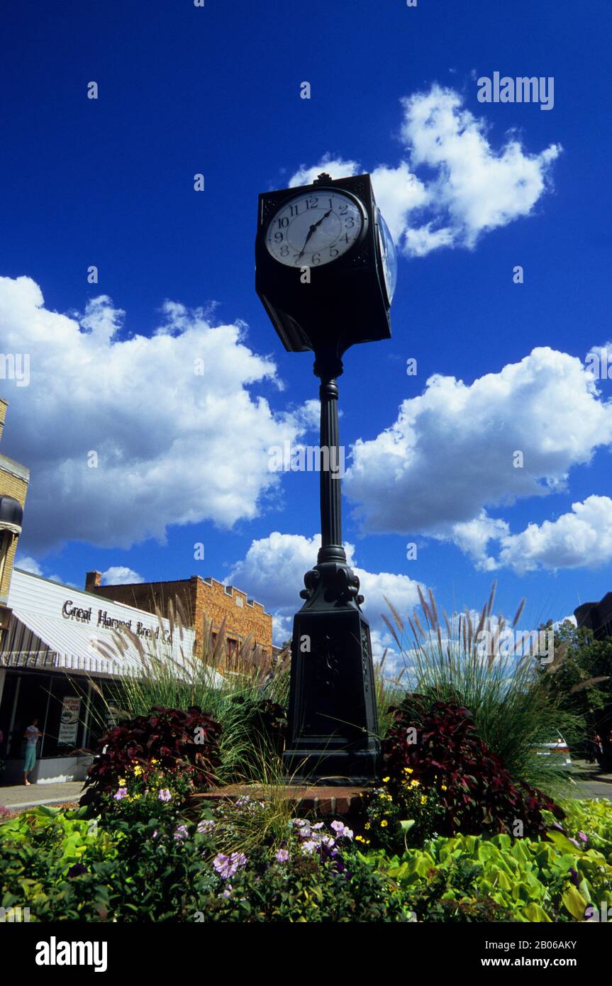 USA, MICHIGAN, NEAR DETROIT, NORTHVILLE, STREET SCENE WITH CLOCK TOWER ...