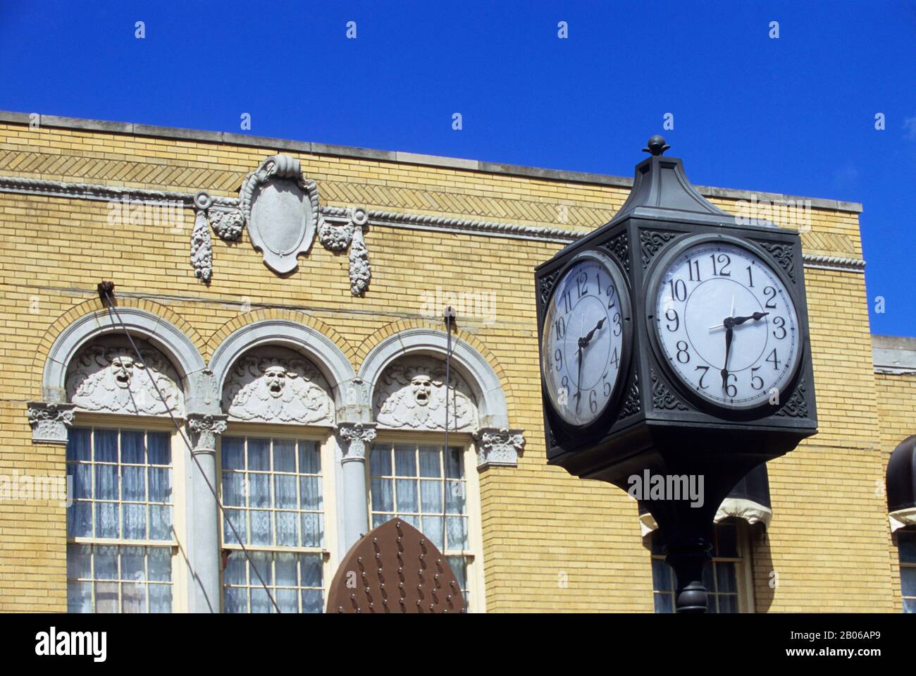USA, MICHIGAN, NEAR DETROIT, NORTHVILLE, STREET SCENE WITH CLOCK TOWER ...