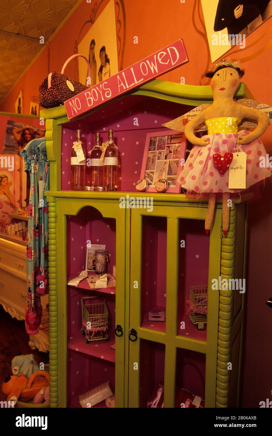 USA, MICHIGAN, NEAR DETROIT, NORTHVILLE, GIRLY GIRL STORE, INTERIOR ...