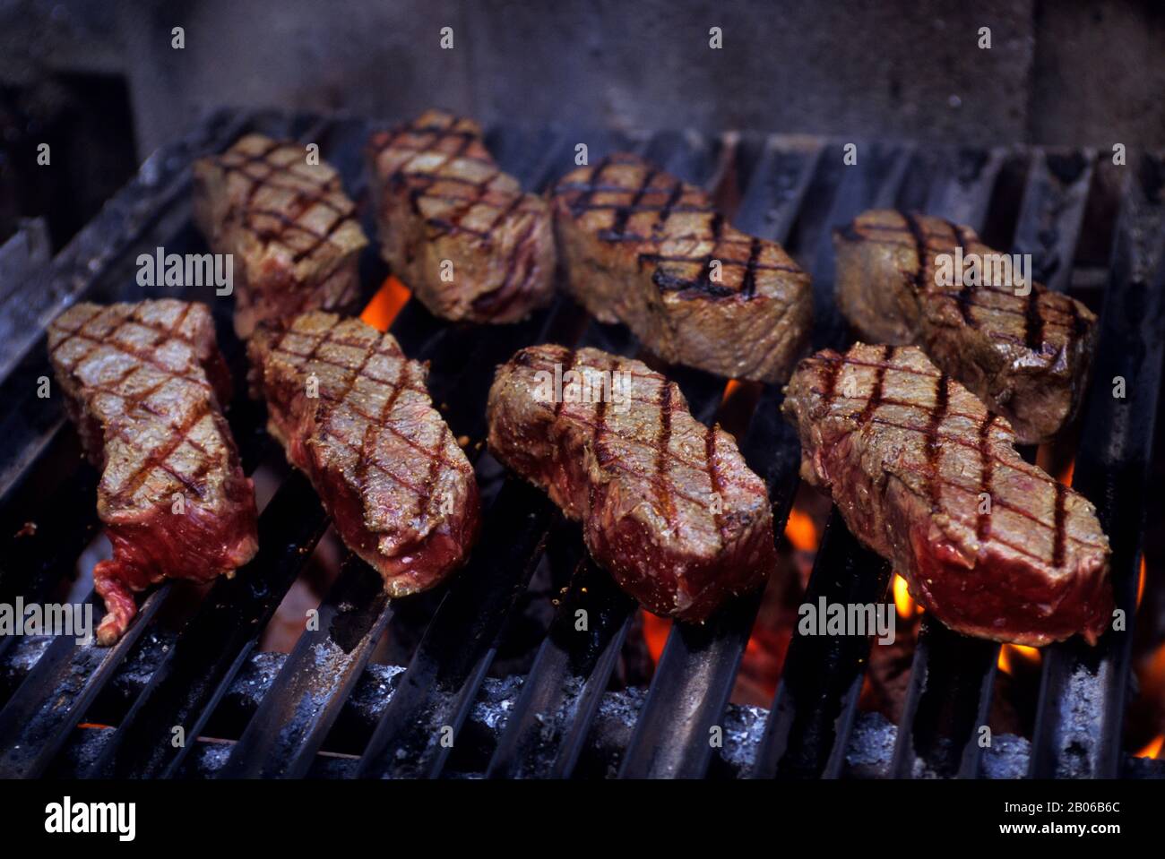 USA, MICHIGAN, NEAR DETROIT,W. BLOOMFIELD, THE LARK RESTAURANT, STEAK ...