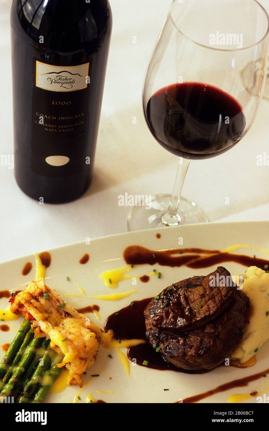 USA, MICHIGAN, DETROIT, RENAISSANCE CENTER, COACH INSIGNIA, TABLE ...