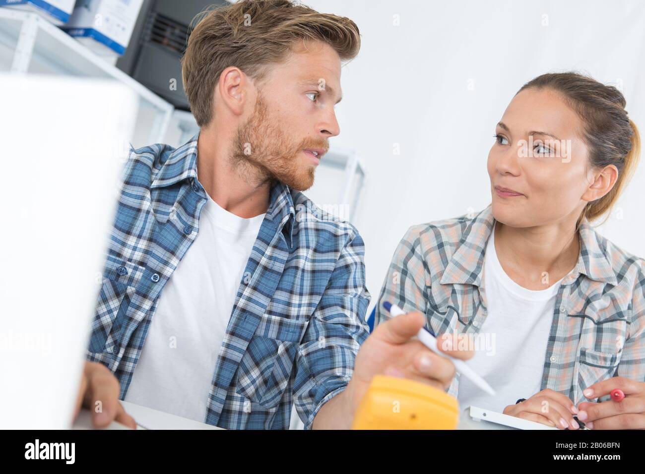 Male female electricians work hi-res stock photography and images - Alamy