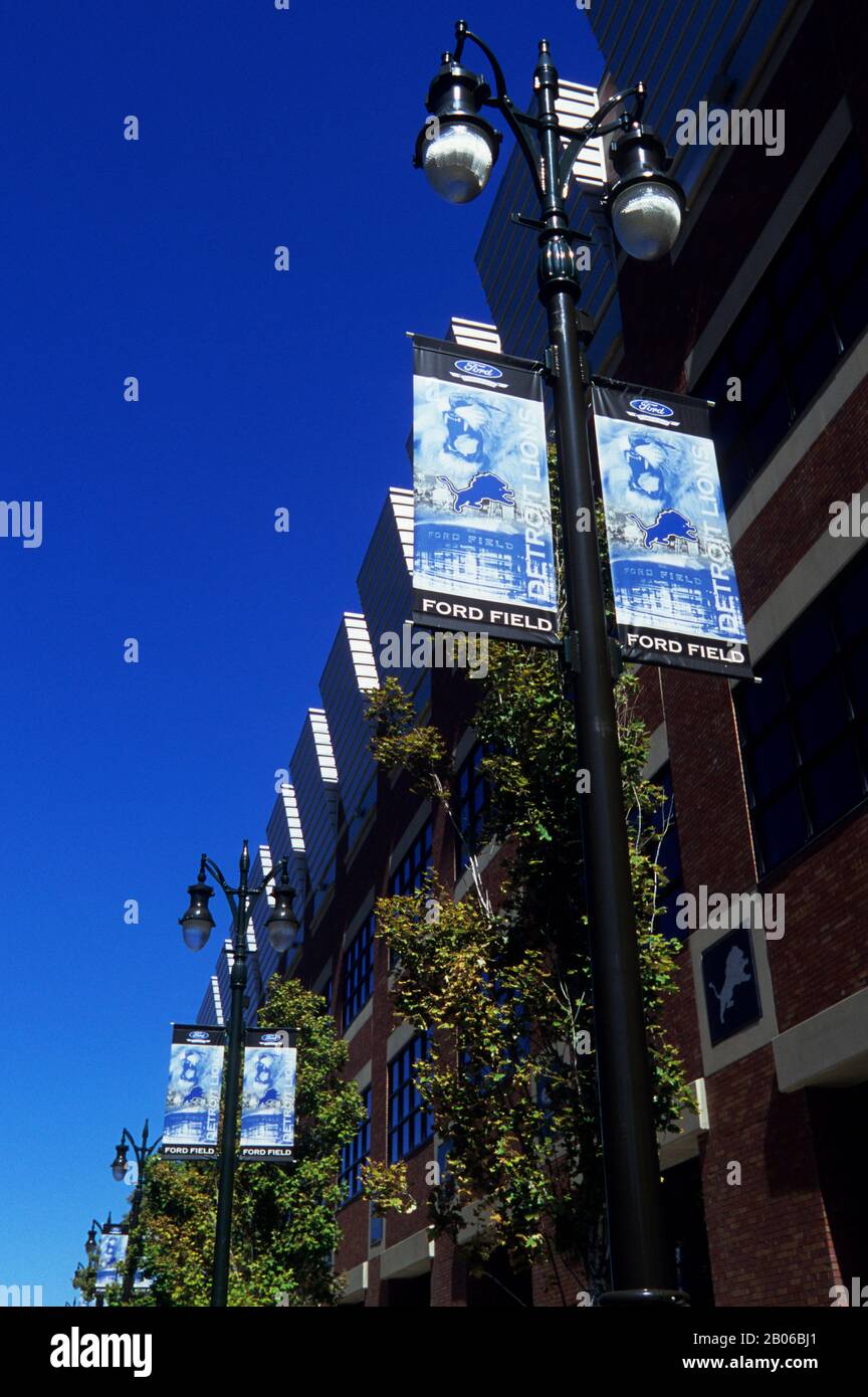 USA, MICHIGAN, DETROIT, FORD FIELD, BANNERS ON LAMPPOST Stock Photo - Alamy