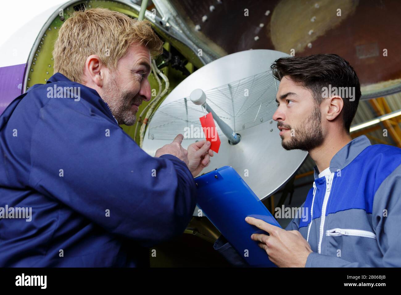 Workers satellite dish hi-res stock photography and images - Alamy