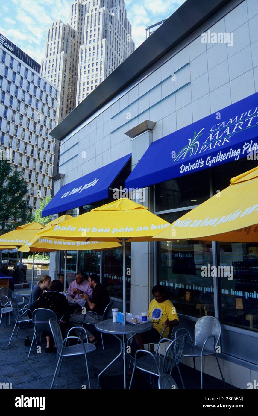 USA, MICHIGAN, DETROIT, CAMPUS MARTIUS PARK, SIDEWALK CAFE Stock Photo ...