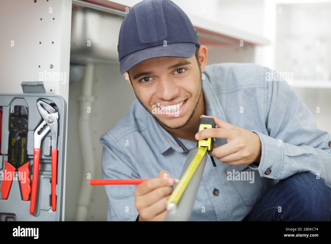 a man measuring the plywood Stock Photo - Alamy