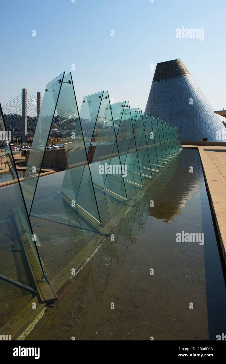 USA, WASHINGTON STATE, TACOMA, WATERFRONT PARK, MUSEUM OF GLASS ...