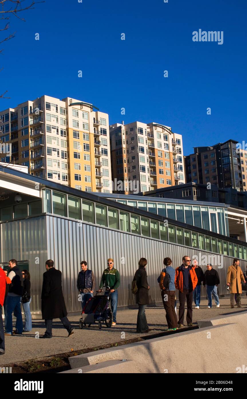USA, WASHINGTON STATE, SEATTLE, OLYMPIC SCULPTURE PARK, PACCAR PAVILION ...