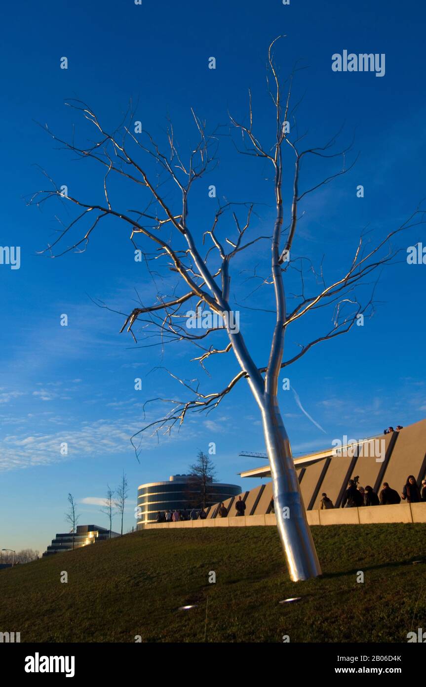 USA, WASHINGTON STATE, SEATTLE, OLYMPIC SCULPTURE PARK, SPLIT BY ROXY ...