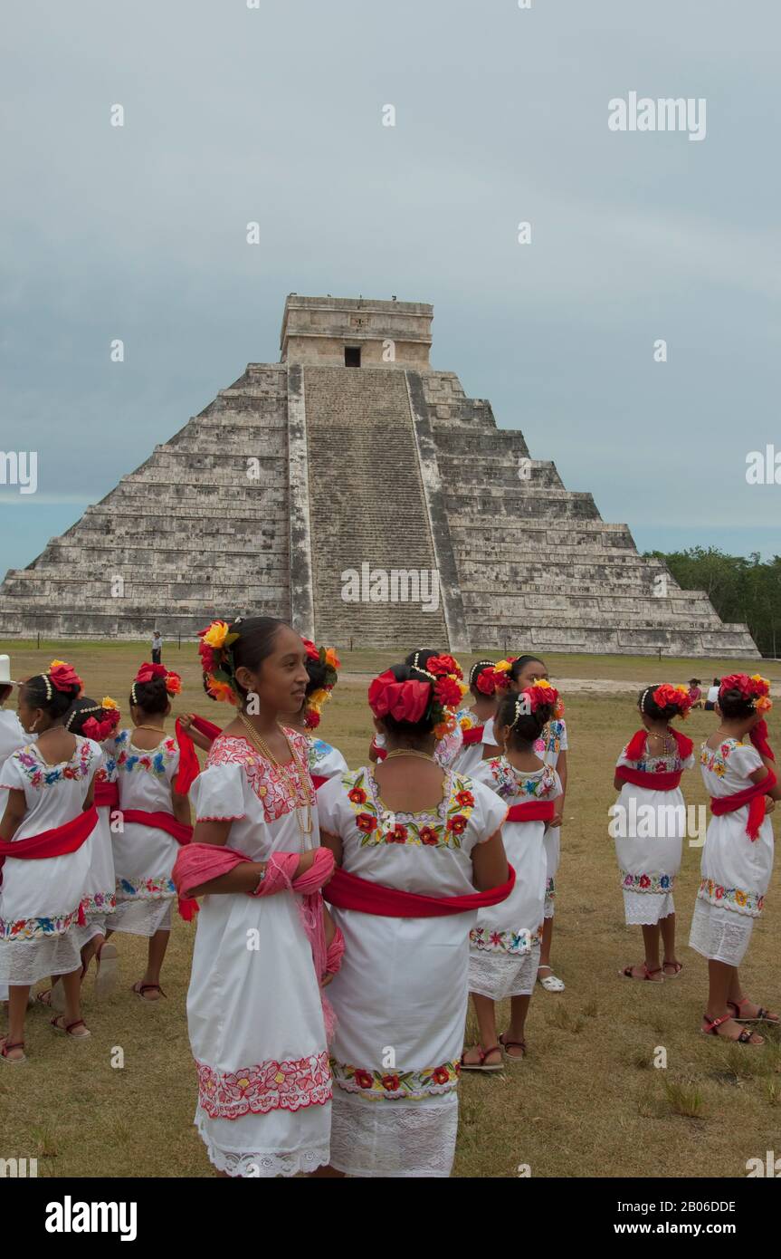 Girls pyramid hi-res stock photography and images - Alamy
