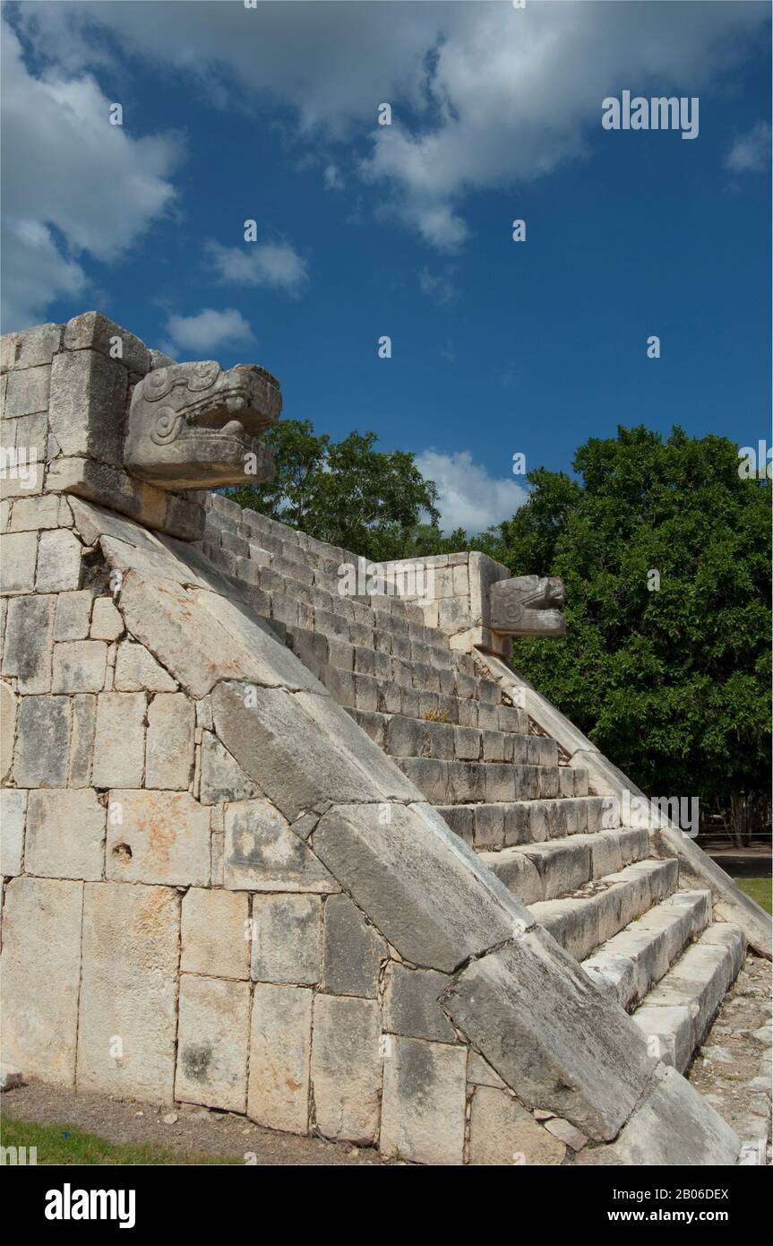 MEXICO, YUCATAN PENINSULA, CHICHEN ITZA ARCHAEOLOGICAL SITE, PLATFORM ...
