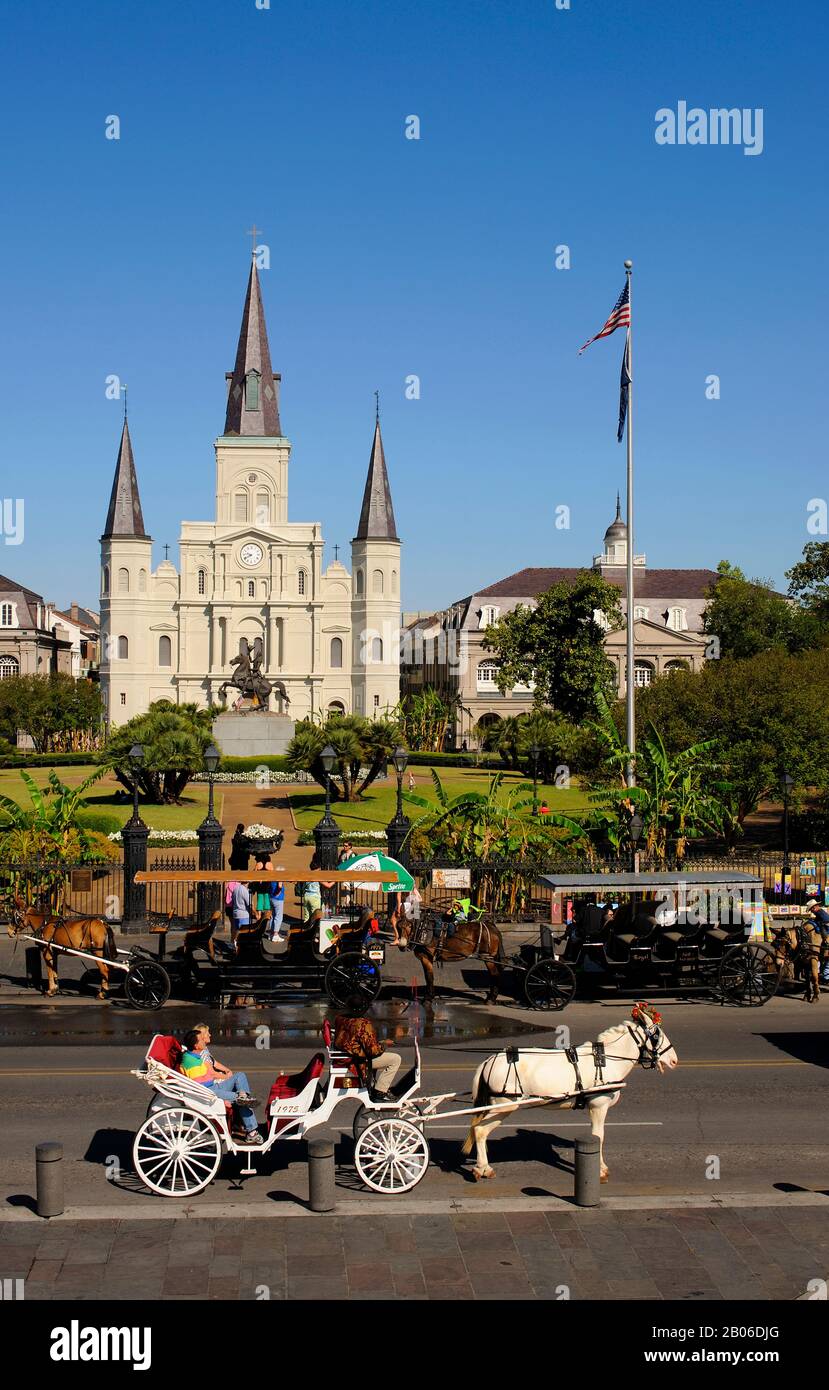 USA, LOUISIANA, NEW ORLEANS, FRENCH QUARTER, JACKSON SQUARE WITH STATUE ...