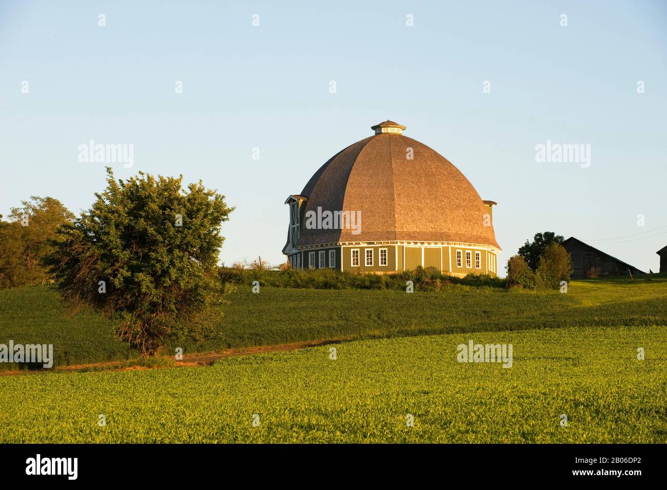 USA, WASHINGTON STATE, PALOUSE, NEAR PULLMAN, ROUND BARN Stock Photo ...