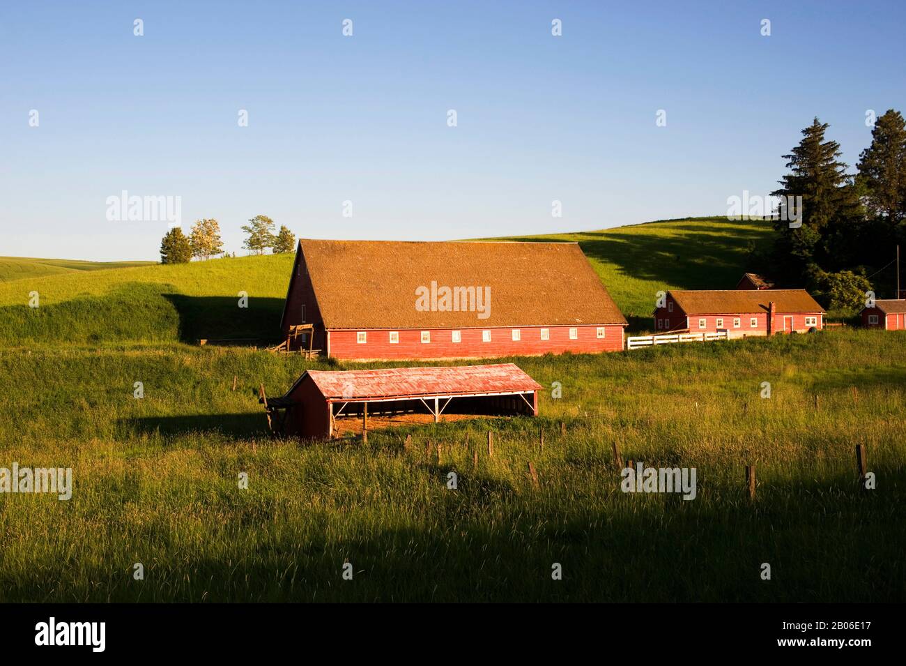 Green field red barn hi-res stock photography and images - Alamy