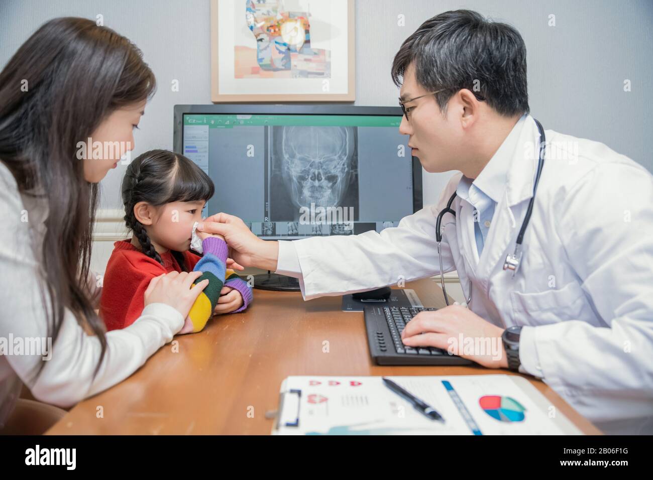 Child doctor hospital xray hi-res stock photography and images - Alamy