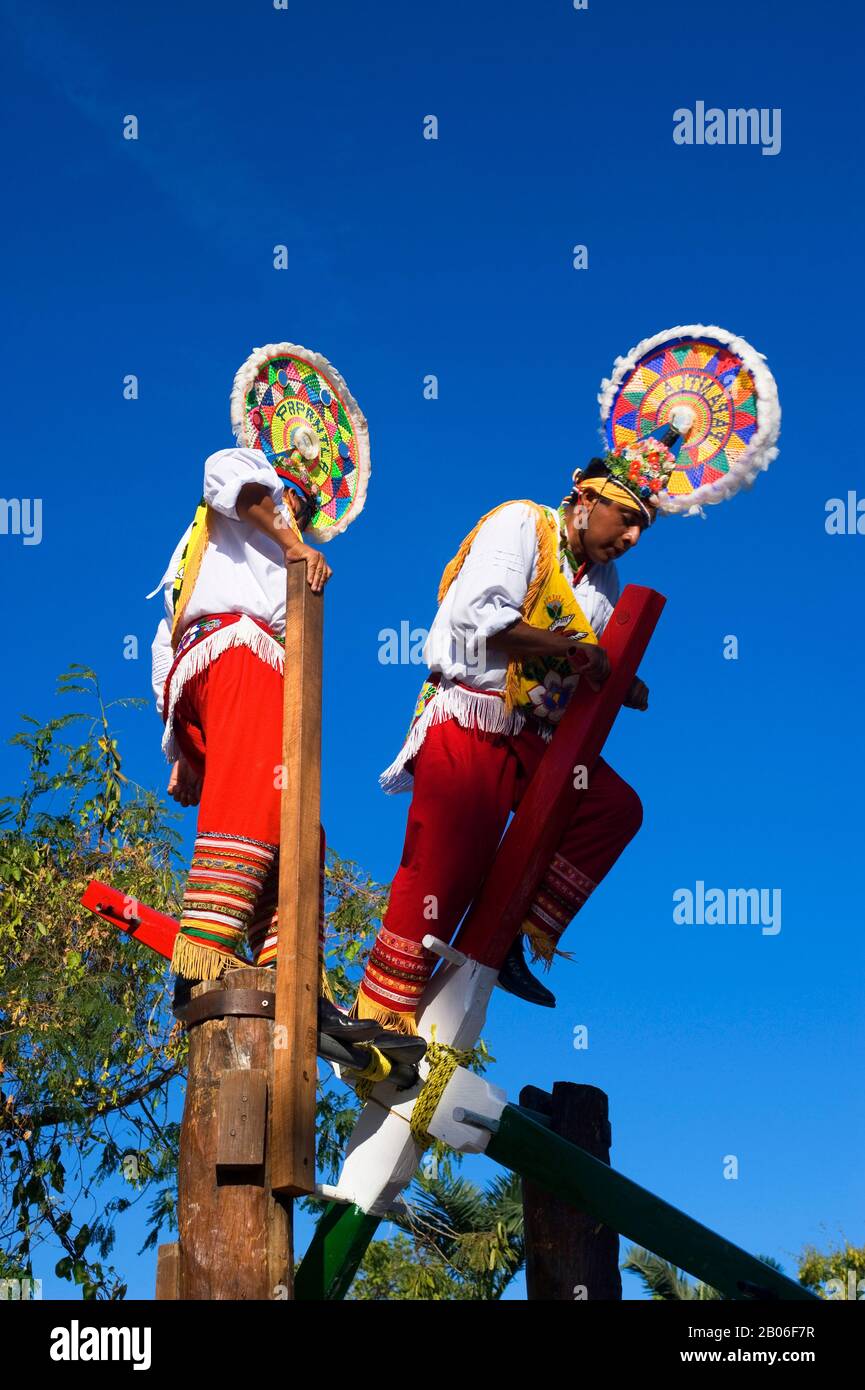 MEXICO, NEAR CANCUN, XCARET ECO THEME PARK, MAYAN DANCERS PERFORMING ...
