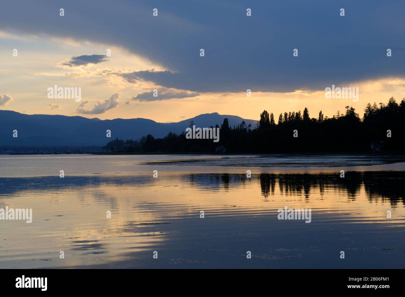 CANADA, BRITISH COLUMBIA, VANCOUVER ISLAND, COMOX, GOOSE SPIT, EVENING ...