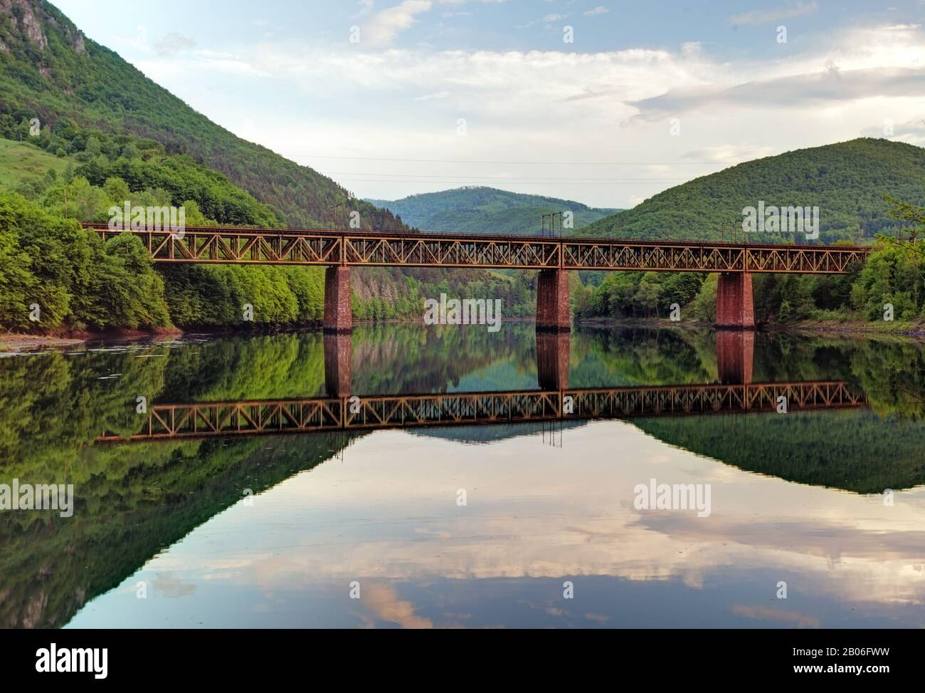 Lake dam railway bridge hi-res stock photography and images - Alamy