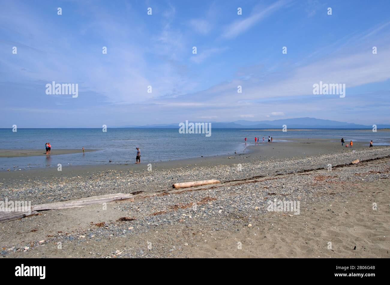 CANADA, BRITISH COLUMBIA, VANCOUVER ISLAND, PARKSVILLE, PEOPLE ON BEACH ...