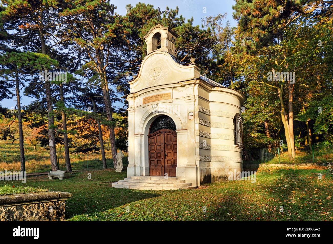 Chapel in cemetery hi-res stock photography and images - Alamy