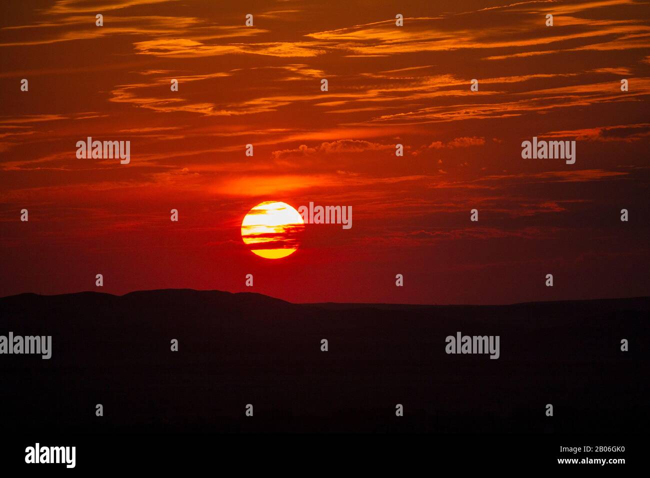 Beautiful red sunset hi-res stock photography and images - Alamy