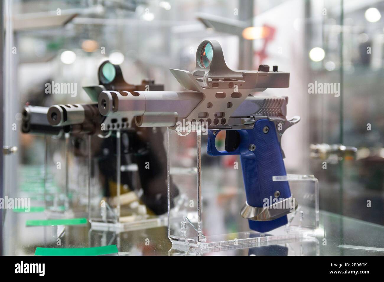Guns on a show-window of shop. Weapon Stock Photo - Alamy