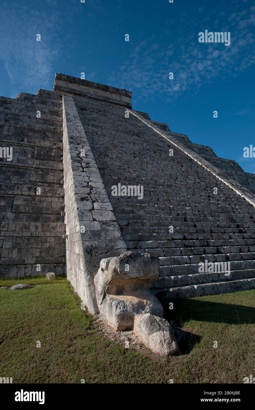 MEXICO, YUCATAN PENINSULA, NEAR CANCUN, MAYA RUINS OF CHICHEN ITZA ...