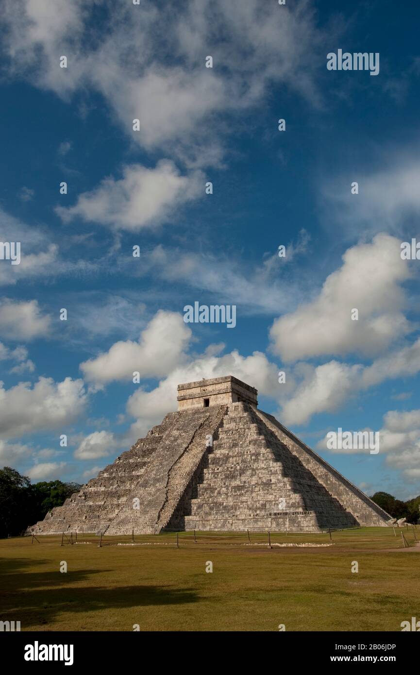 MEXICO, YUCATAN PENINSULA, NEAR CANCUN, MAYA RUINS OF CHICHEN ITZA ...