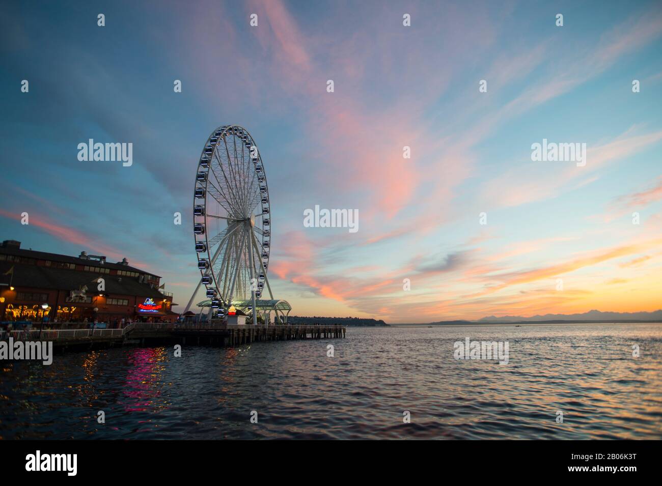 View at sunset from Seattle Waterfront Park of the Great Wheel (Ferris ...