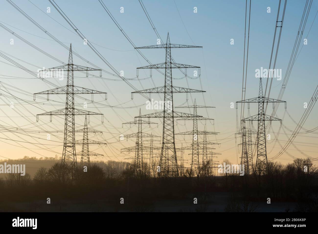 Overhead lines hi-res stock photography and images - Alamy