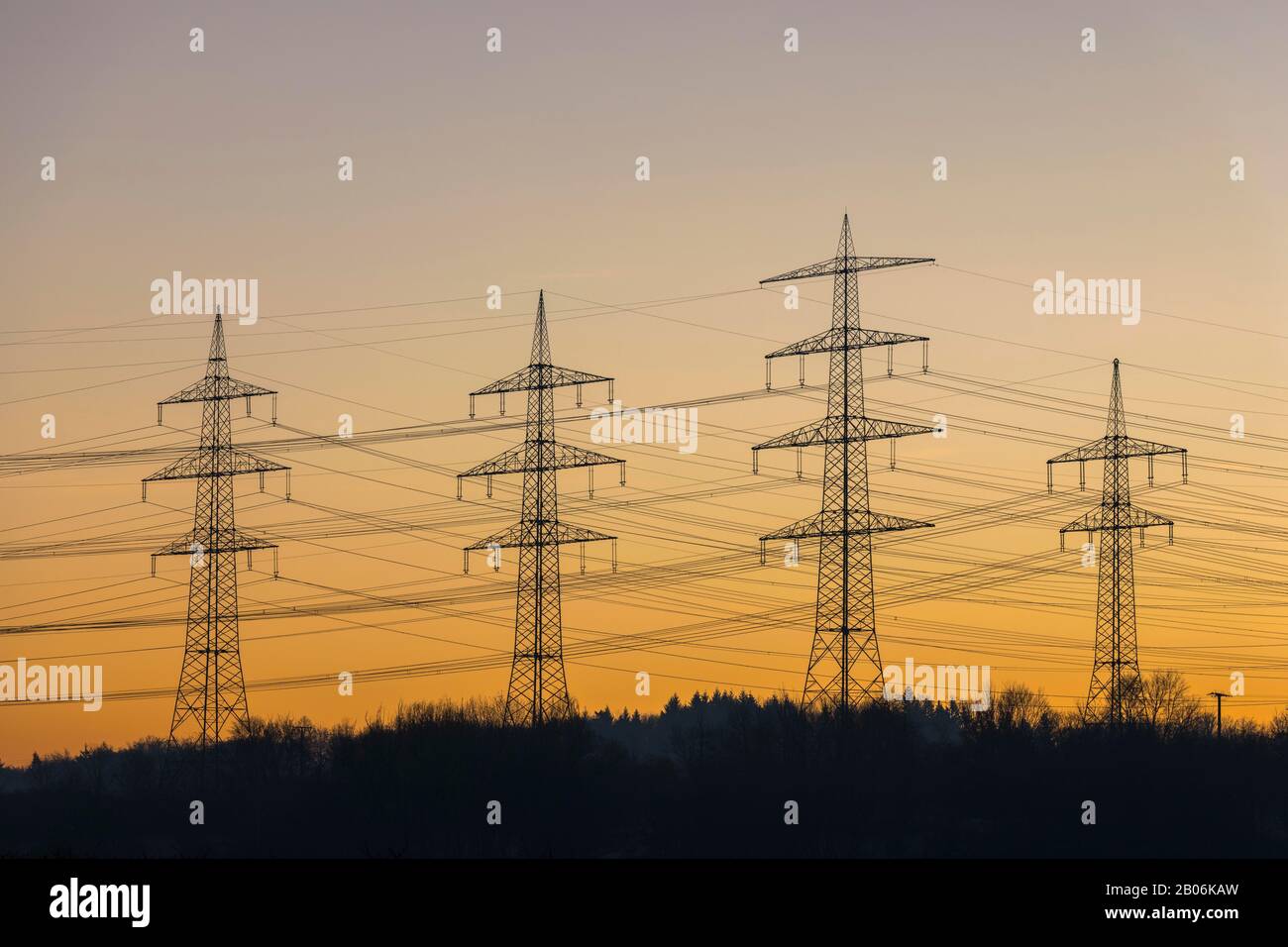 Overhead lines hi-res stock photography and images - Alamy