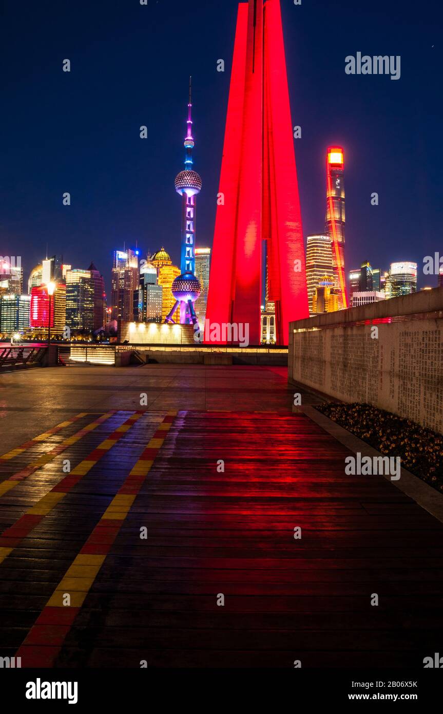 View of the bund promenade and the pudong financial district hi-res ...
