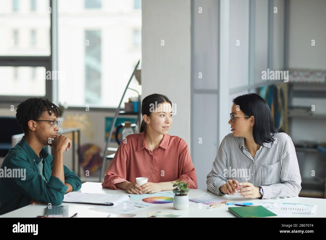 Business people meeting thinking hi-res stock photography and images ...