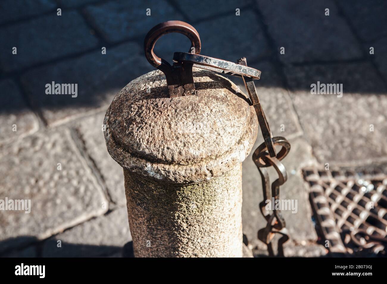 decorative pillar and chains on the street Stock Photo - Alamy