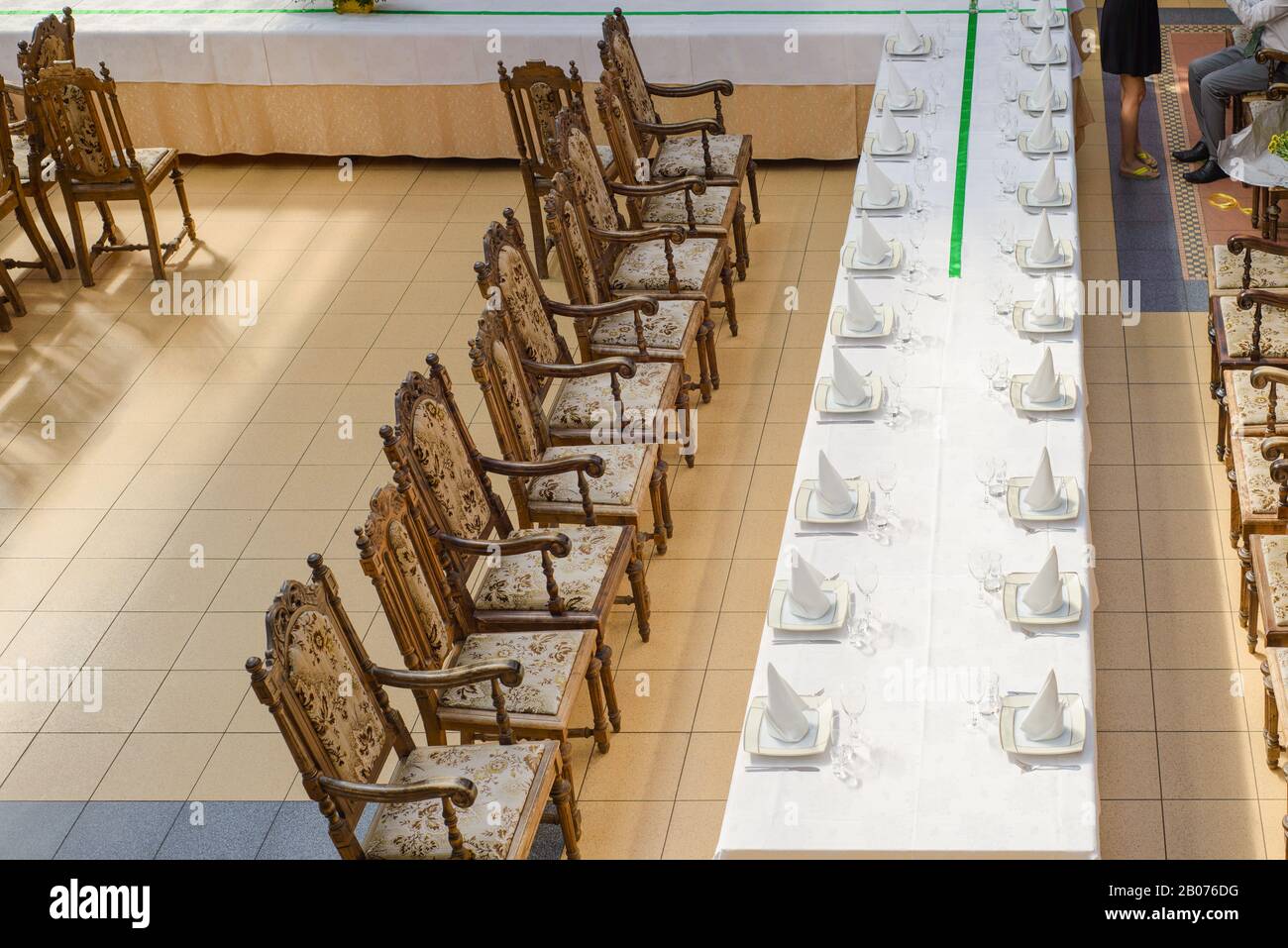 Lunch setting aerial hi-res stock photography and images - Alamy