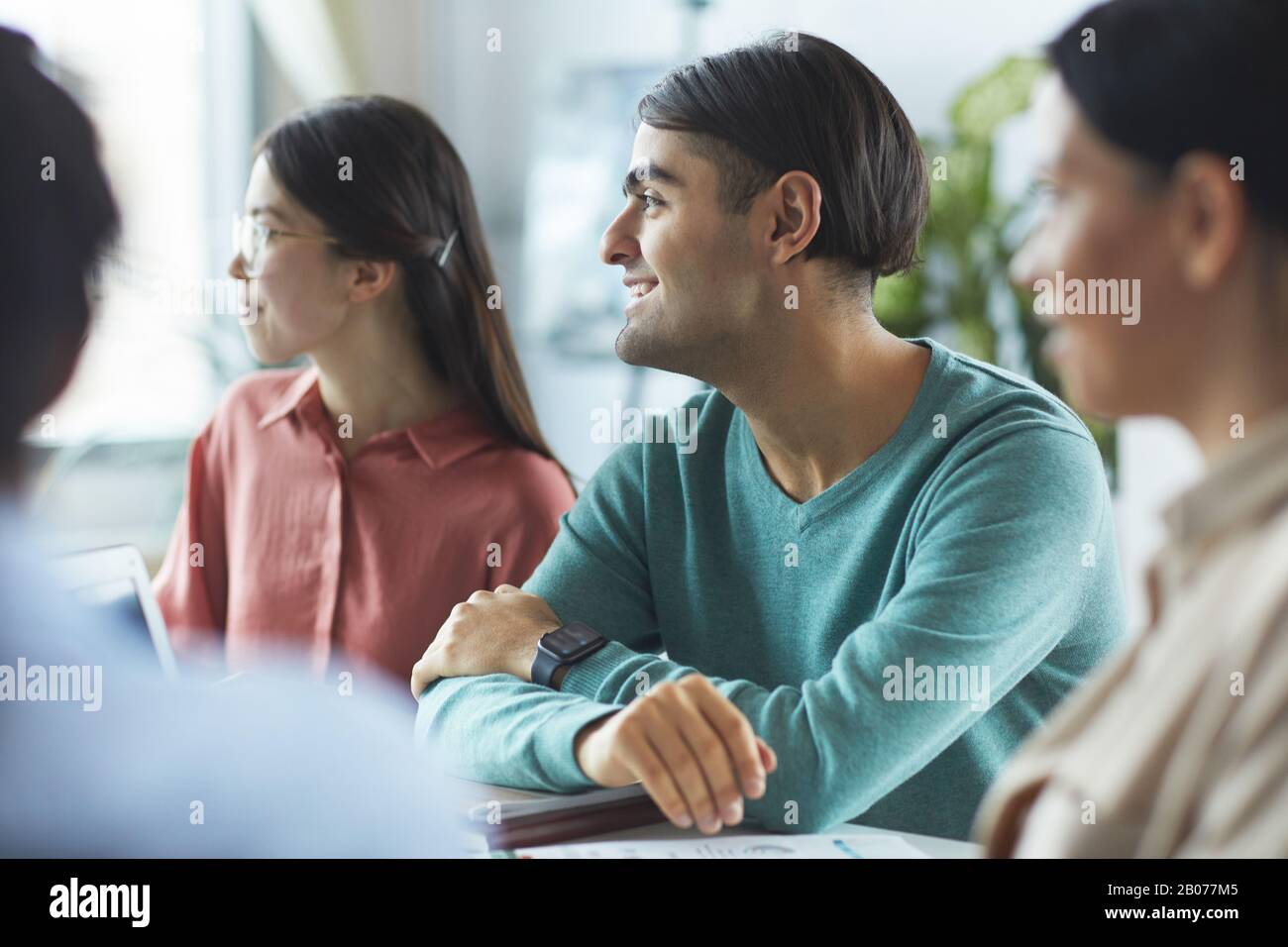 Group discussion table student hi-res stock photography and images - Alamy