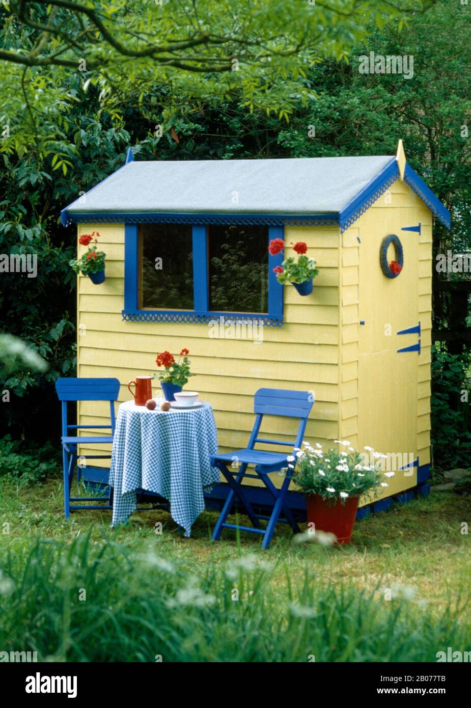 Painted garden shed hi-res stock photography and images - Alamy