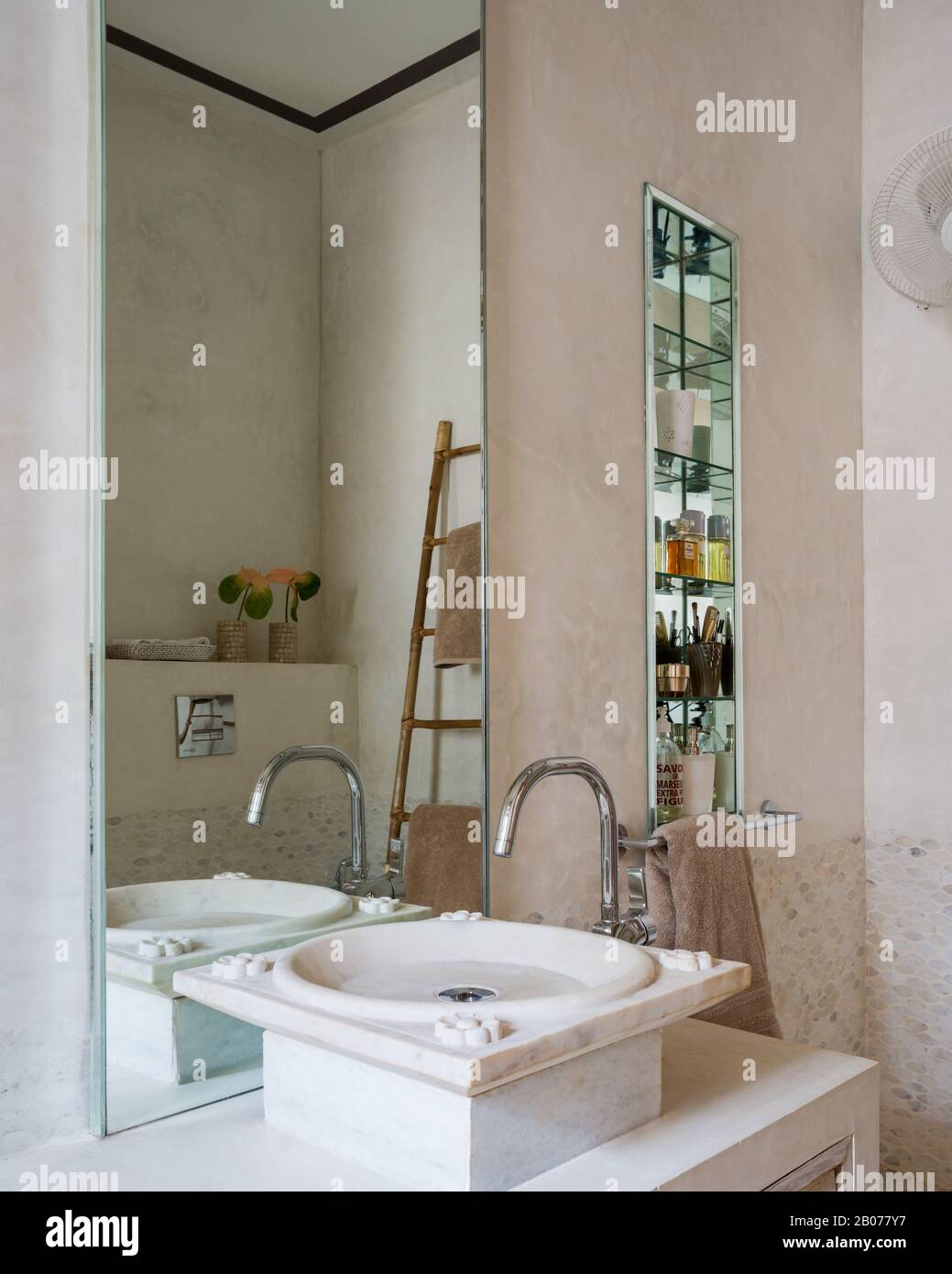 Sink by recessed shelving in bathroom Stock Photo - Alamy