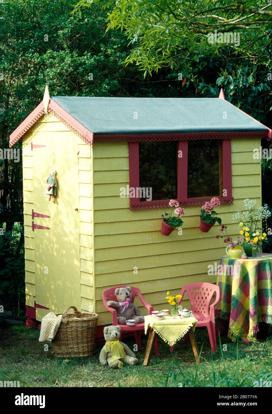 Painted garden shed hi-res stock photography and images - Alamy
