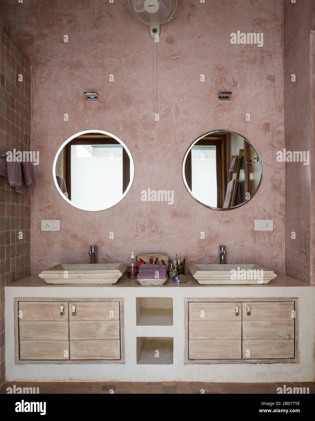 Mirrors hi-res stock photography and images - Alamy
