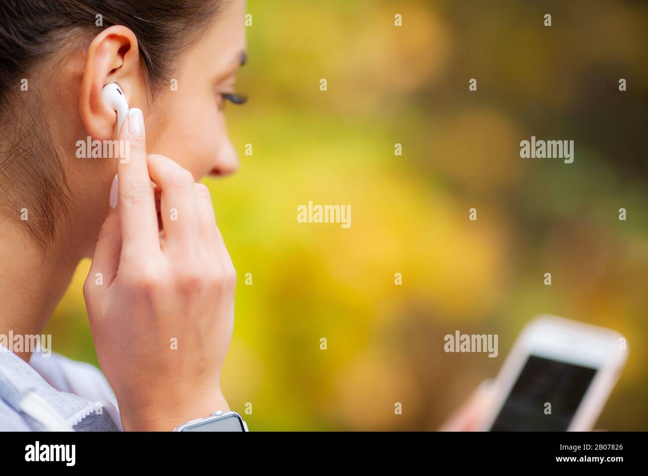 Runner listening music. Fitness, sport and healthy lifestyle concept ...