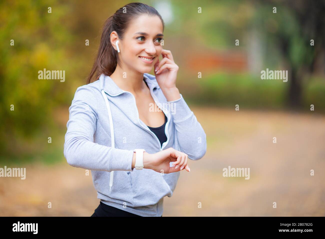 Runner listening music. Fitness, sport and healthy lifestyle concept ...